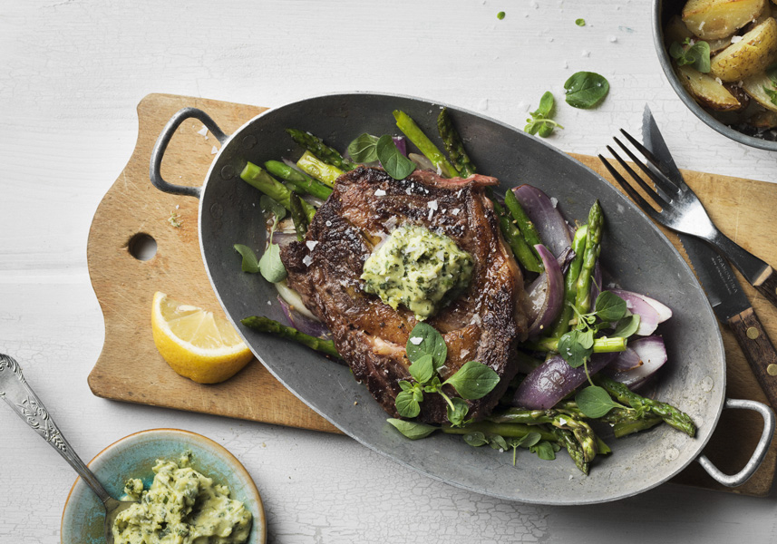 Entrecote med ramslökssmör och råstekt sparris - Recept | Arla